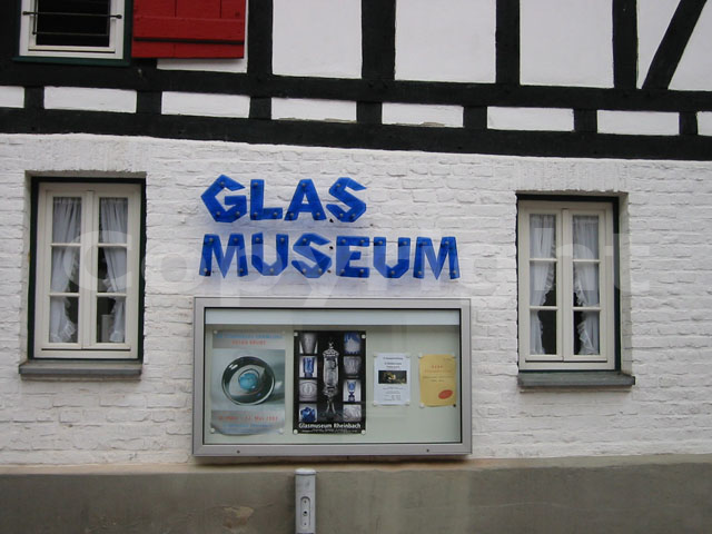Beschriftung Glasmuseum - Helga Feuser-Strasdas